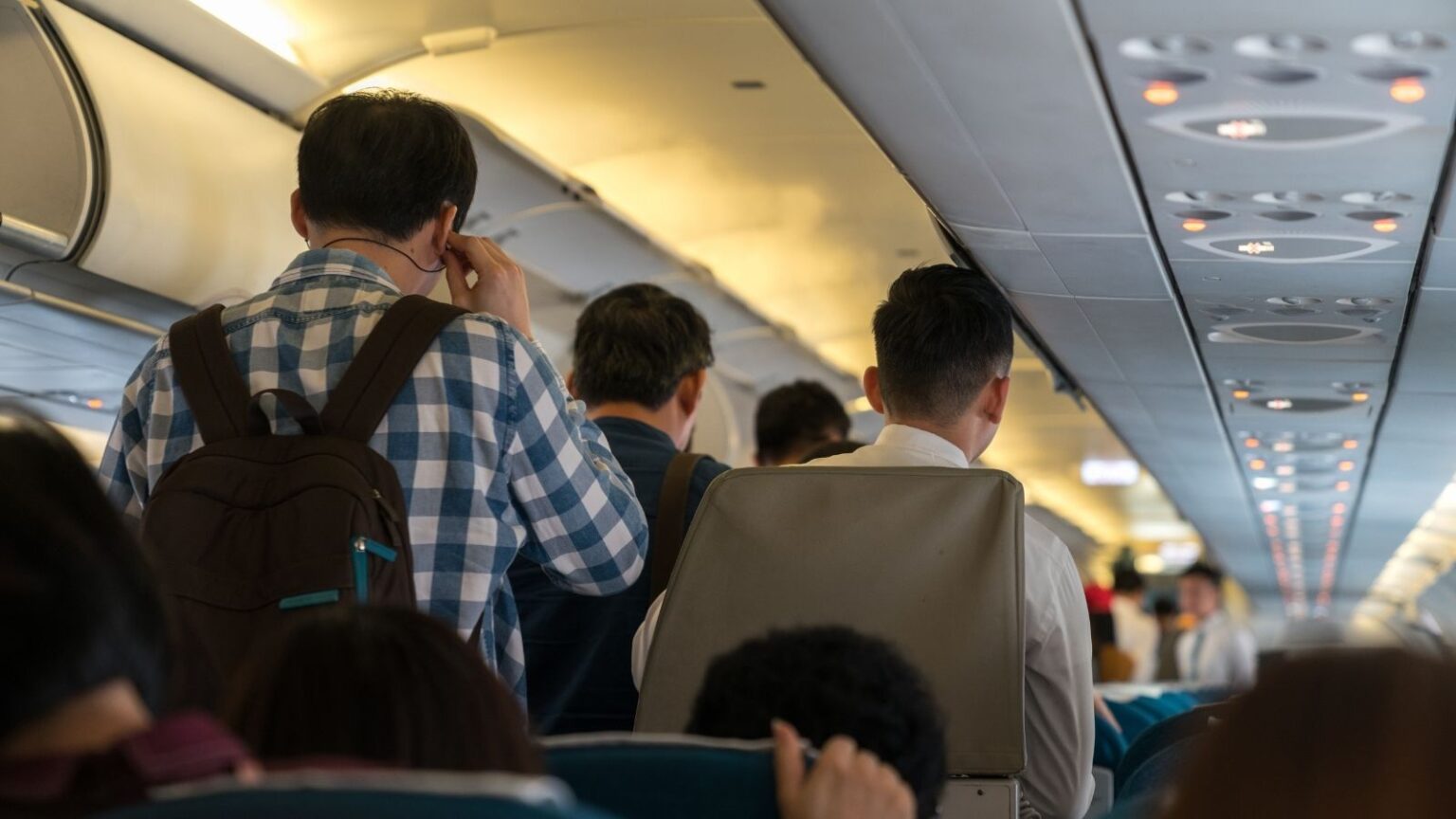 Flight Attendants Say This One Habit Drives Them Crazy On Planes » Romantic Weekend Getaways
